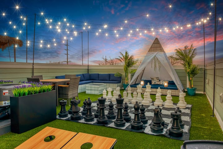 2 Side-by-side Homes • Private Rooftop • Sleeps 24 - Nashville