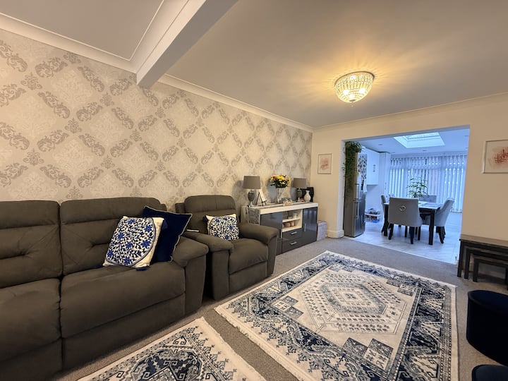 Cosy, Comfortable And Chic 3-bedroom House - Watford