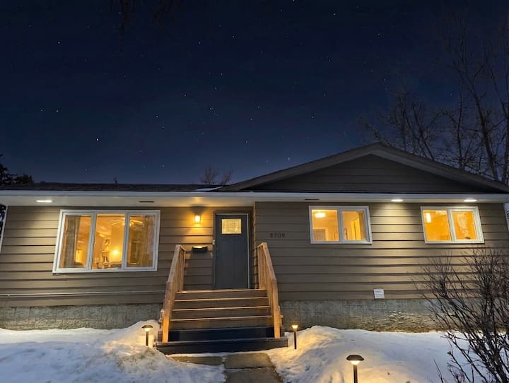Cozy Modern Farmhouse, Steps From Mirror Lake! - Camrose