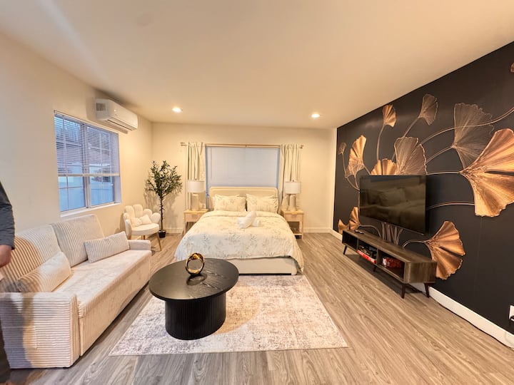 Beautiful Private Retreat With Full Amnenities - Calabasas, CA