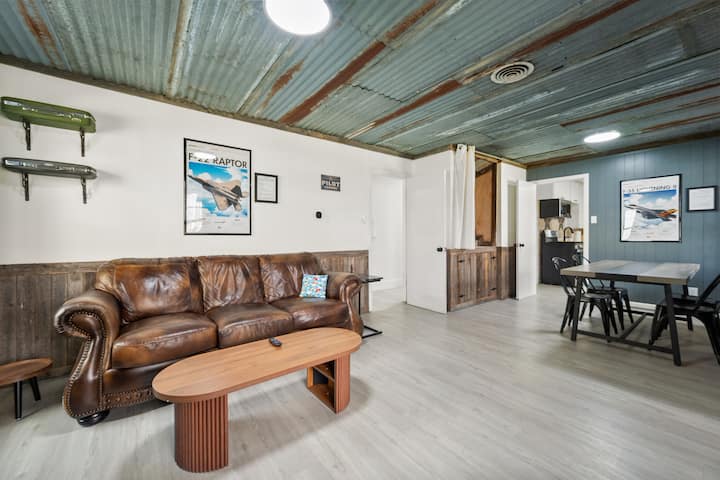 Cleared For Landing: The Pilot's Lounge | Ft Worth - Como - Fort Worth