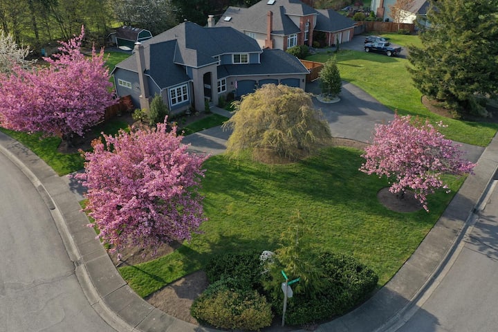 4br - 3ba Luxurious Home With Pool, Hot Tub, Sauna - Woodinville, WA