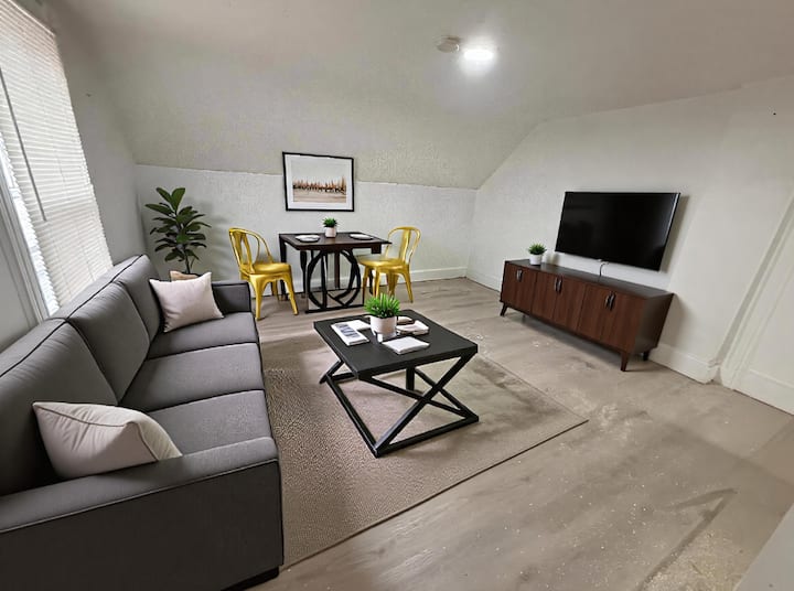 2 Bdrm Upstairs Apt W/yard Mich City Walk To Train - Michigan City, IN