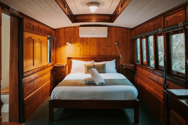 Victorian Train Carriage At Glasshouse Ecolodge - Glass House Mountains