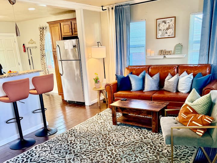 Walk To Ocu • King & Queen Beds • Garage Parking - Oklahoma City, OK