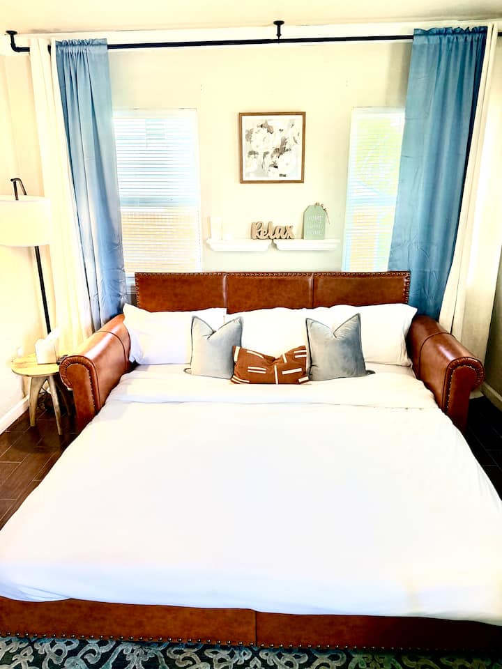 Walk To Ocu • King & Queen Beds • Garage Parking - 오클라호마시티