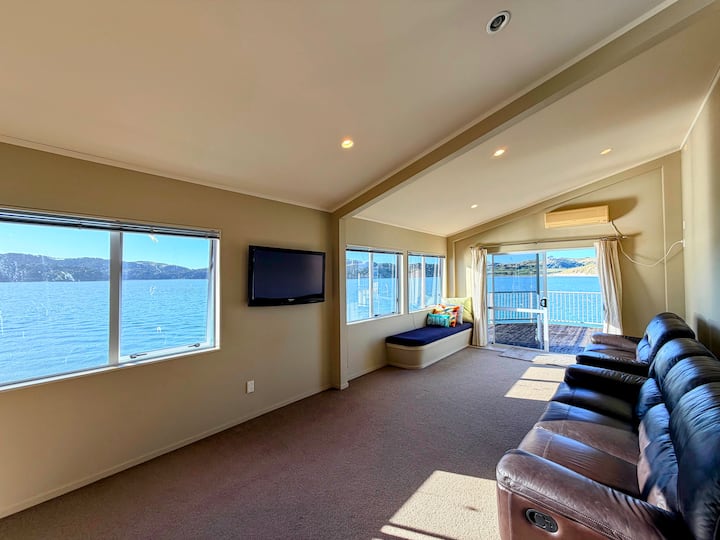The Boat Builder’s Loft: Iconic Wharf-front Living - Raglan