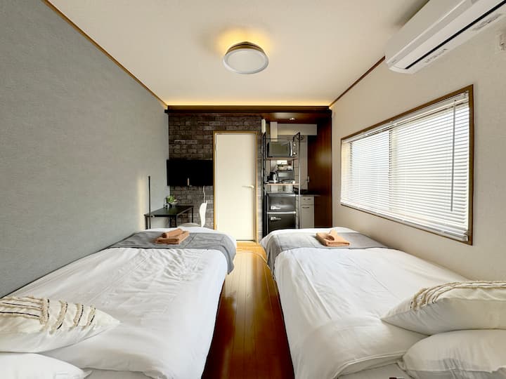 【深大寺・ワークスペース有】高速Wi-fi＆デスク完備。シックな黒のツインルーム / Luup有 - 調布市