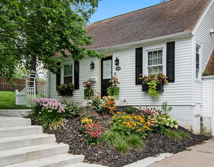 *Romantic Benson Cottage Hot Tub Mins To Downtown - Omaha, NE