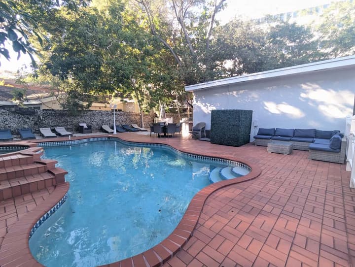 Peakseason25%off! Mega Pool Home • Sleeps 16 - Miami