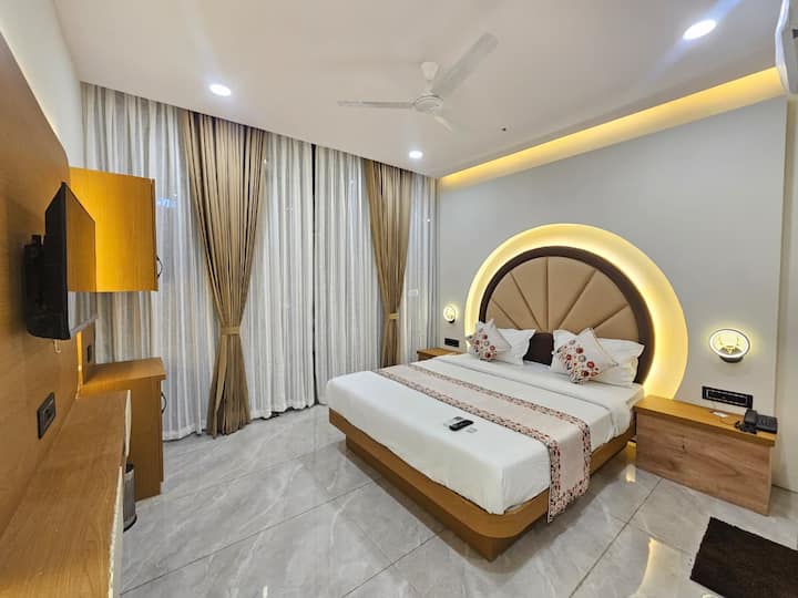 Cozy Elegant Room | Hotel Shivalin~gandhinagar - Gandhinagar