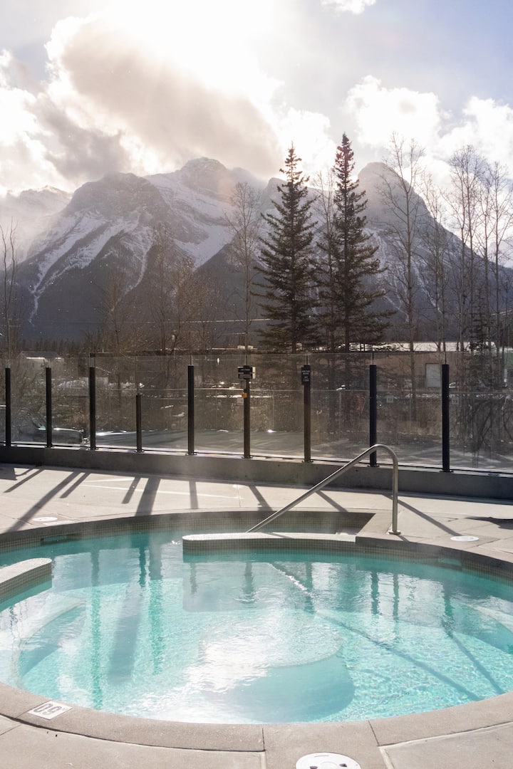 The Bergen | 3 Br/3ba | Sleeps 10 | Hot Tub & Pool - Canmore