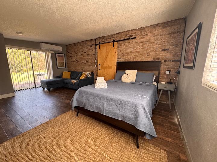 The Hidden Farmhouse Studio In Saint Cloud - St. Cloud