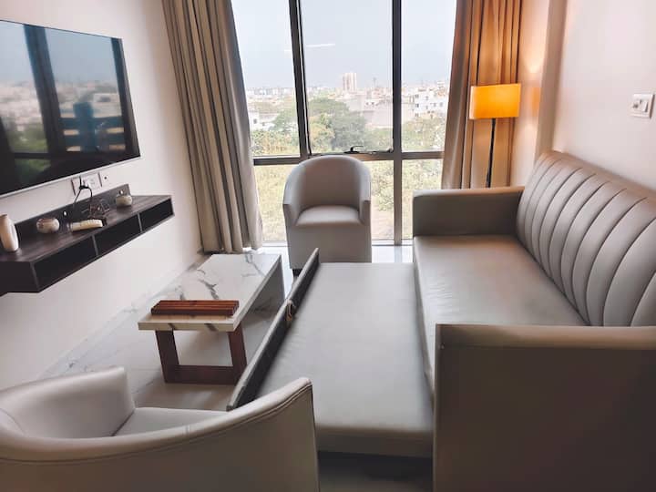 Luxury 1bhk Scenic View | Mall, Pool & Gym Access - Chennai