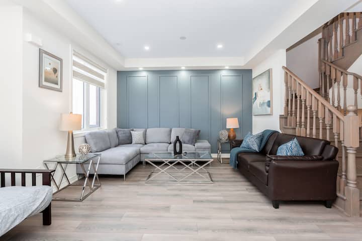 Modern Home In Oakville - Oakville