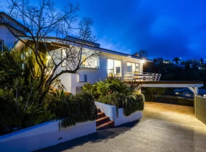 Hospital Hill Home | Ocean Views & Modern Kitchen - Napier