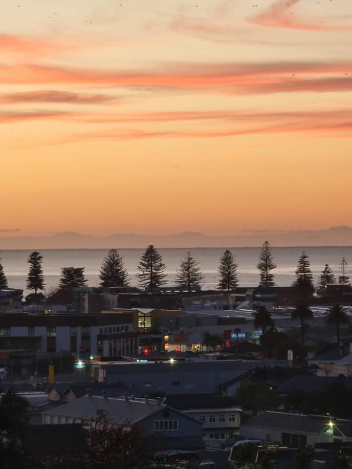 Hospital Hill Home | Ocean Views & Modern Kitchen - Napier