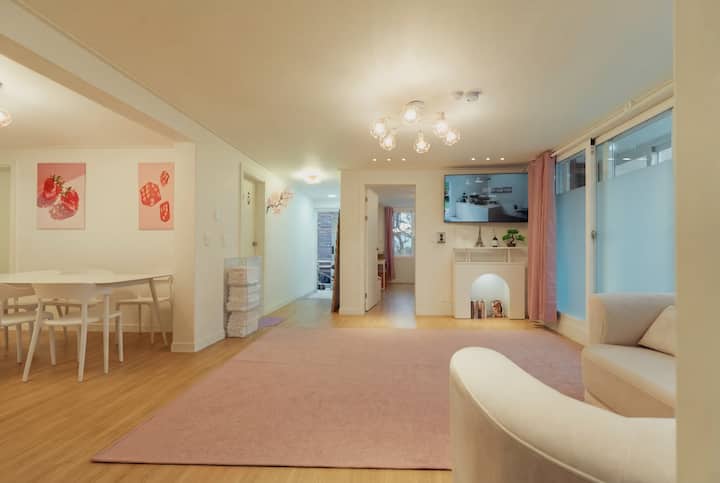 (1f)최고의 숙소/8명가능/new/넓은 공간/홍대입구역/홍대+명동+종로+신촌 - Seoul