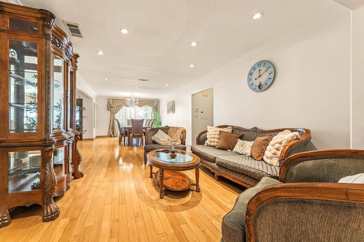 Victorian 4br Retreat | Game Room & Near Universal - Los Angeles, CA