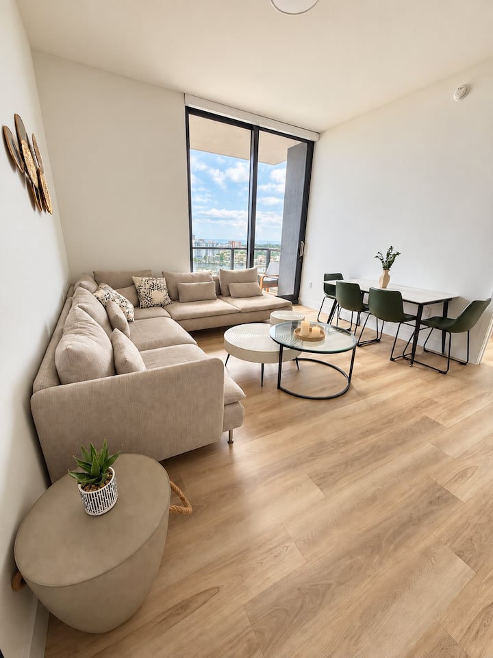 New 2br Apt/pool/gym/jacuzzi/sauna/tenis/cinema - Hallandale Beach, FL