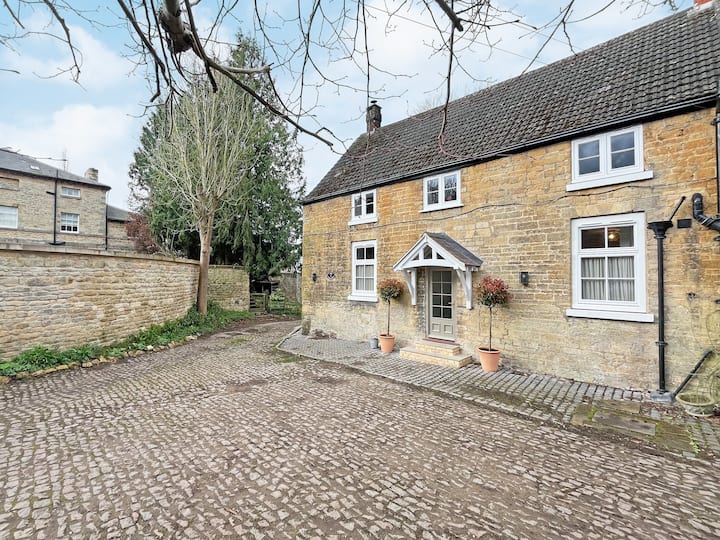 Hall Yard - Lincoln
