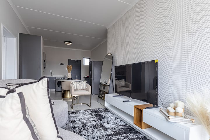 Modern Haven - Relax & Enjoy Apartments - Midrand