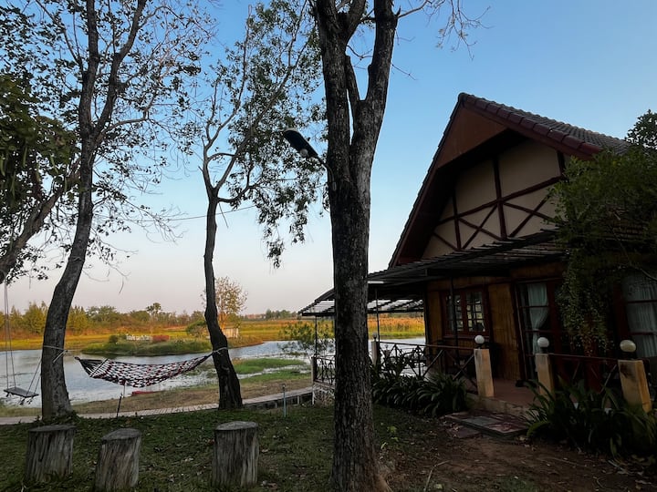 Chalet By The Lake In Kanchanaburi - Kanchanaburi