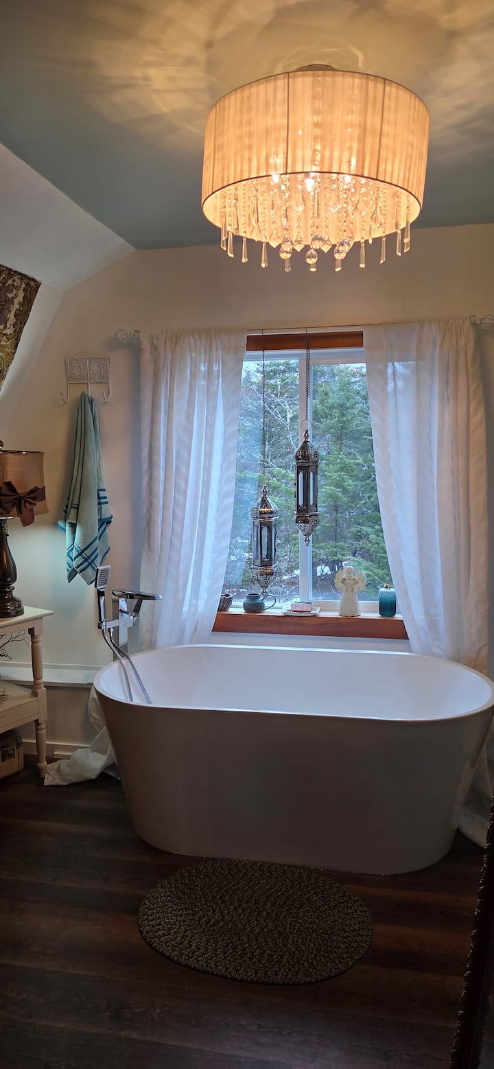 Brookside Burrow W/ Hot Tub And Lake Access - 노바스코샤