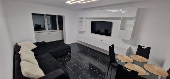 Black And White Apartment - Voila