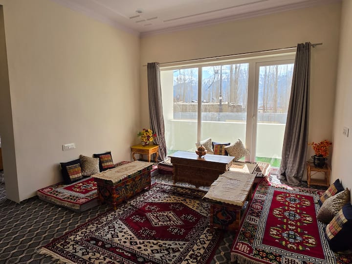 Sunlit 2bhk: Traditional Vibe, Modern Living - Leh