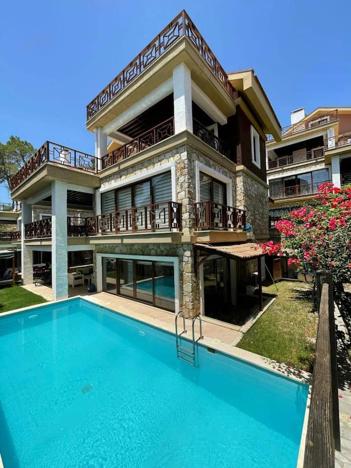Göcek' Te Deniz Manzaralı Villa - Göcek