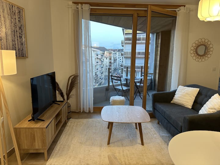 Cosy T2 Avec Balcon • 2 Min Gare • Genève - Annemasse
