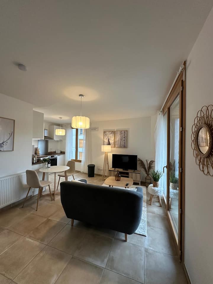 T2 Cosy • Gare à 2 Min à Pied • Accès Genève - Annemasse