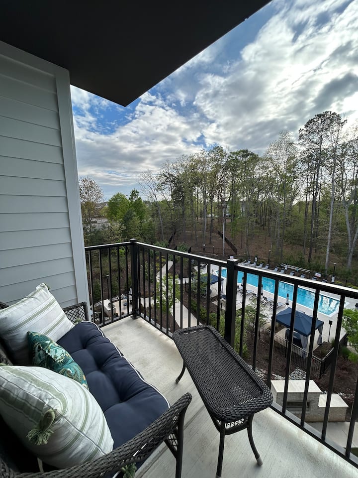 Modern Luxury 1br | Pool View | Near Airport - Cary, NC