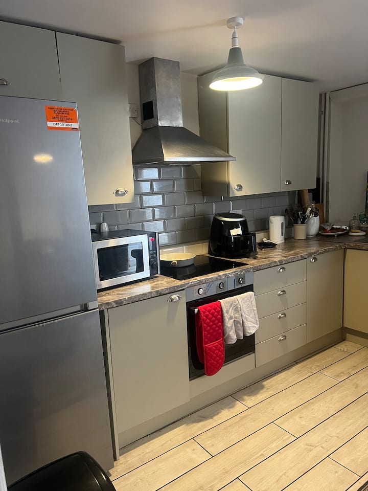 Quiet Ground Floor Modern Flat With Large Patio - London