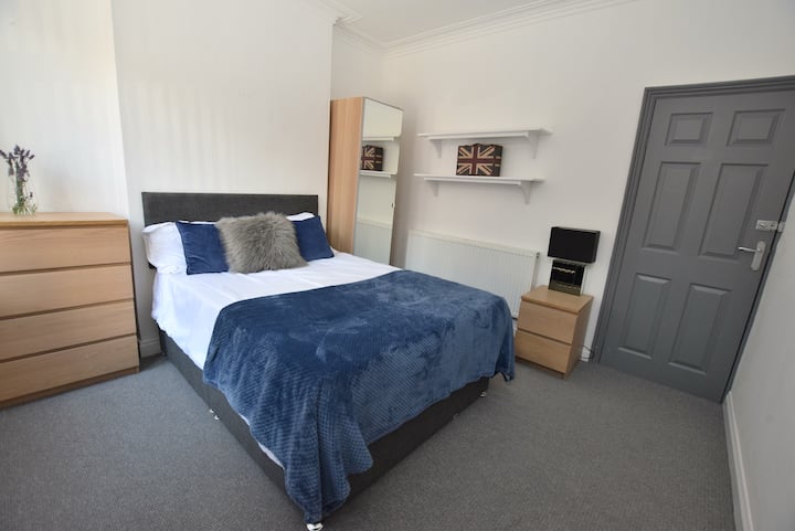 3 Bedroom Derby Town House (Free Parking) - Derby, UK