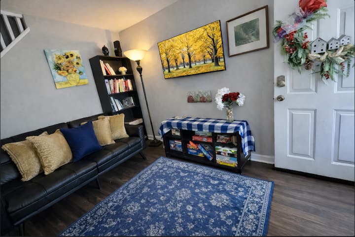 Navy Downtown Charming L Laundry 3tvs - Old Forge, PA