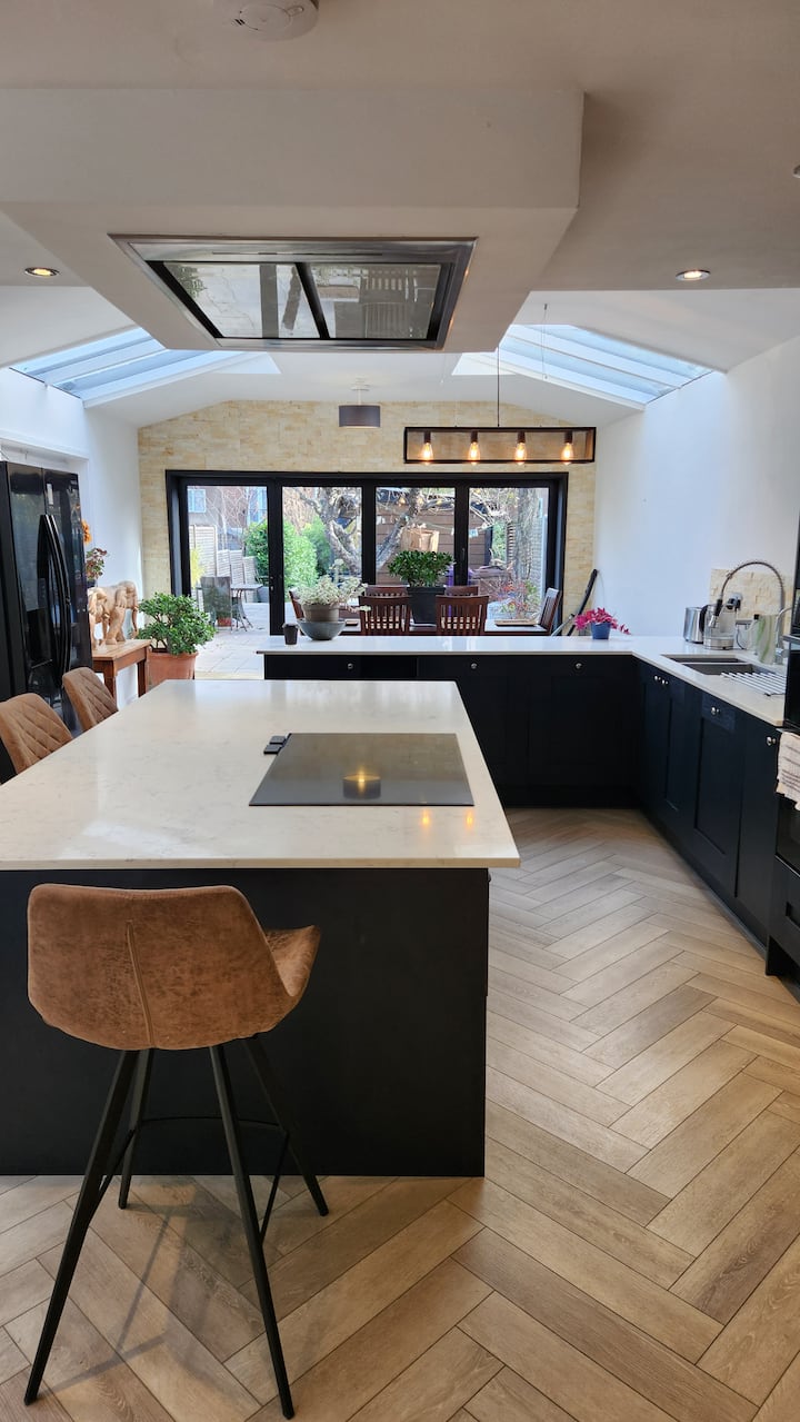 Beautiful 5 Bedroom House And Garden - Campton