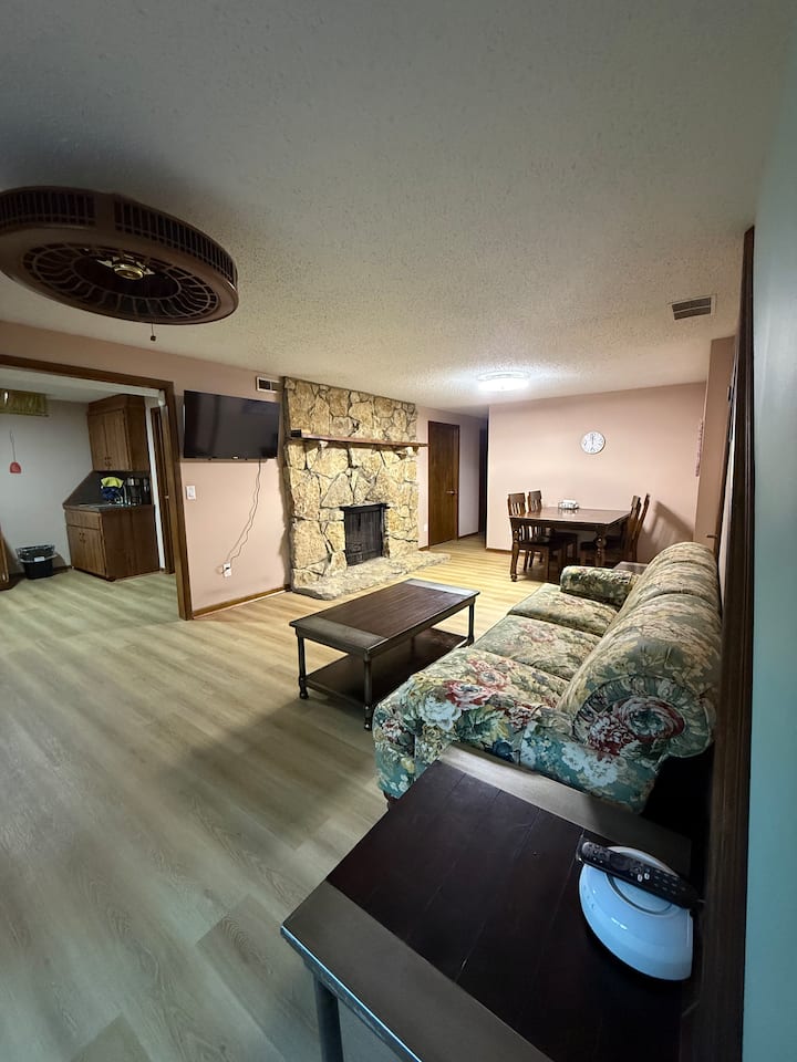 Cozy 2br Basement Suite • Private Entrance - Wichita, KS