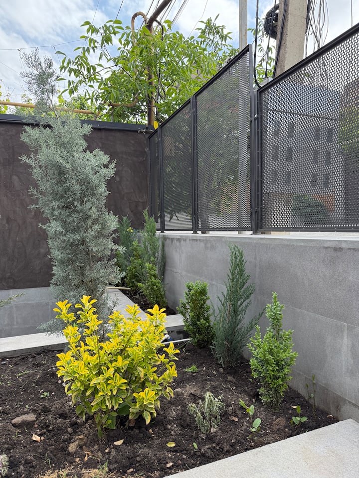 Bright Ground-floor Apartment With Private Patio - Yerevan