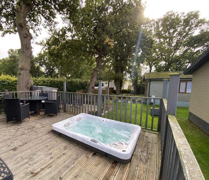 Peaceful, Dog Friendly Hot Tub Lodge - North Walsham