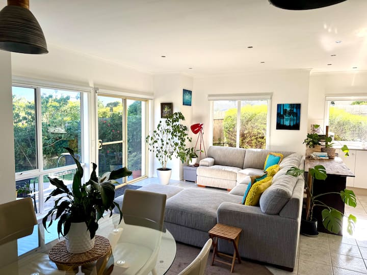 Sunny Cottage: Jan Juc Delight Near Beach, Torquay - Torquay