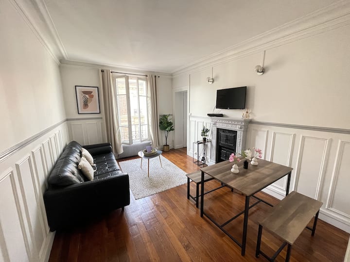 Moulures, Charme Parisien, Bureau De Travail éCran - Paris 8e Arrondissement