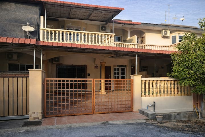 Along Cozy Stay | Comfortable 3br @ Seri Manjung - Sitiawan