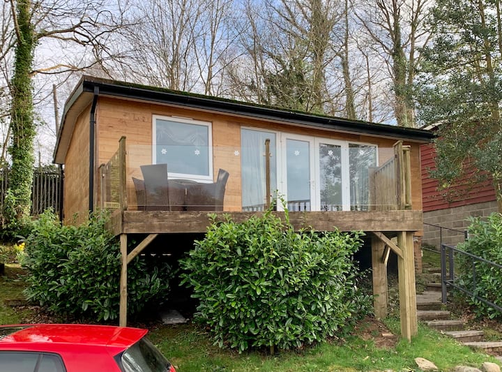 Cosy Lake View Cabin 'Glan Gwna' - Caernarfon