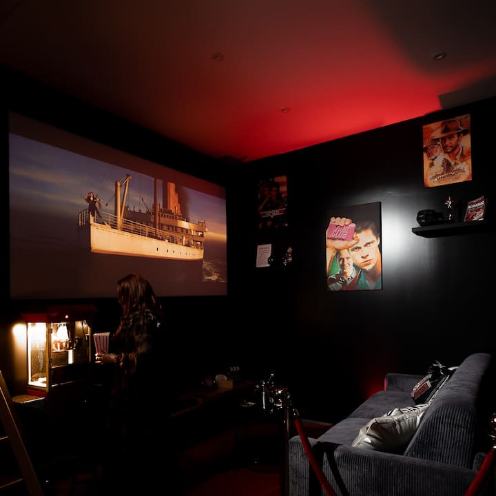 The Holywood Cinéroom | Jacuzzi, éCran Xxl - Grenoble