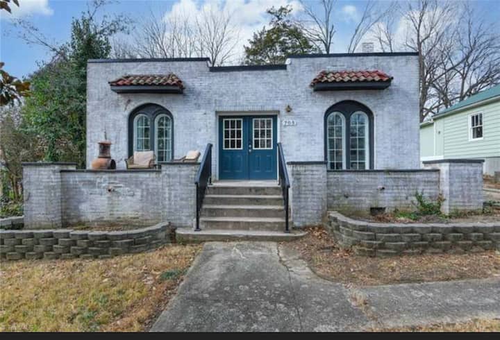 Less Than 5 Minutes From Furniture Showrooms. - High Point, NC