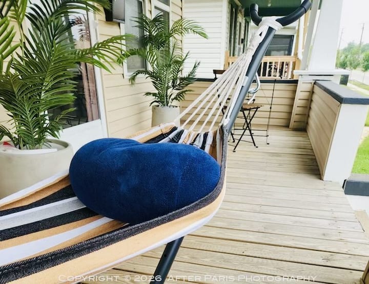 #Porchlife - A University Of Dayton Bungalow - Dayton, OH