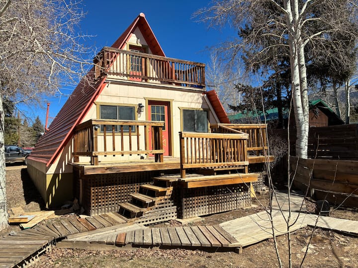 A Frame In The Center Of Town 2/1 3 Beds 3 Sofas - Eagle Nest, NM