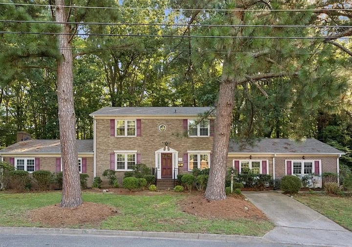 Large 4 Bedroom 2.5 Bathroom Unit 1 Mile To Cnu - Newport News, VA